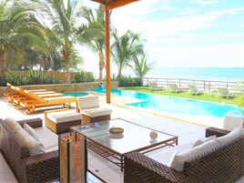 Piscina exterior, toldos (sobretaxa), guarda-sóis 