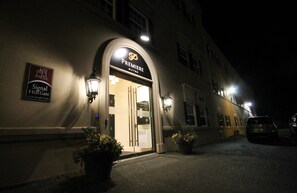 Fachada do alojamento (tarde/noite)