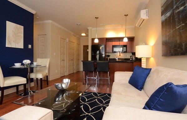 Apartamento Executivo, 1 quarto, cozinha | Cozinha privada | Um frigorífico, um micro-ondas, um forno, uma placa de cozinha 