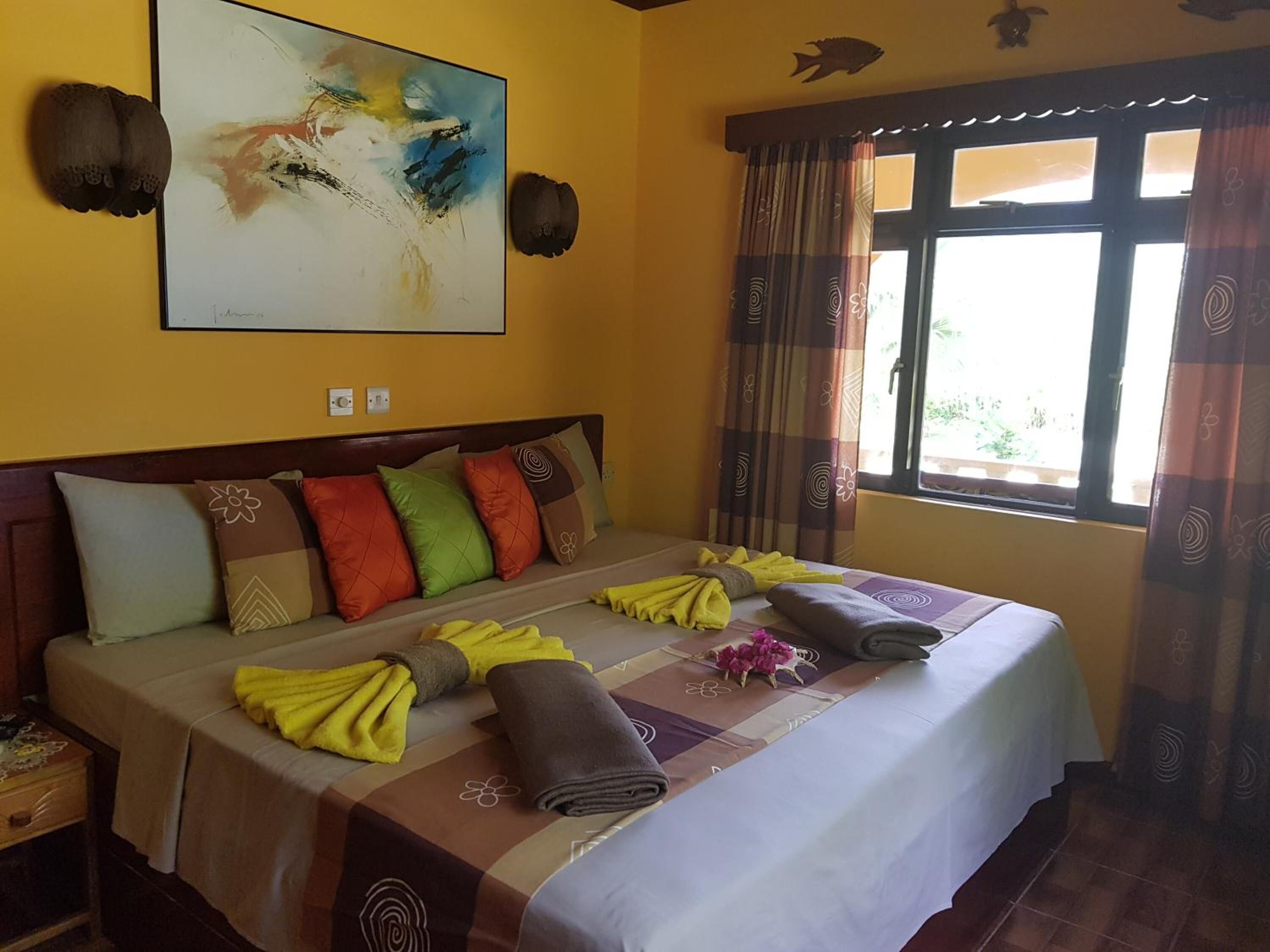 Cofres nos quartos, ferros/tábuas de passar roupa, Wi-Fi de cortesia