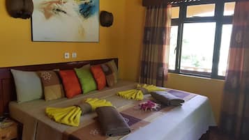 Cofres nos quartos, ferros/tábuas de passar roupa, Wi-Fi de cortesia