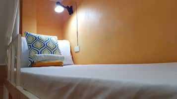 Dormitório compartilhado econômico, somente para homens | Quartos à prova de som, Wi-Fi de cortesia, roupa de cama