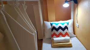 Dormitório compartilhado econômico, somente para homens | Quartos à prova de som, Wi-Fi de cortesia, roupa de cama