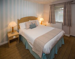 Quarto casal econômico | Escrivaninha, ferros/tábuas de passar roupa, Wi-Fi de cortesia