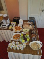 Café da manhã completo grátis todos os dias