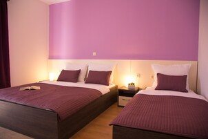 Quarto triplo, sacada, vista para o mar | 8 quartos, roupas de cama premium, frigobar, cortinas blackout