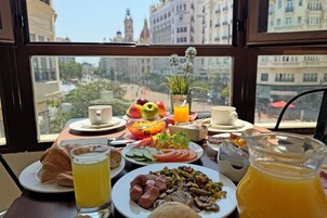 Pequeno-almoço tipo buffet diário (11.5 EUR por pessoa) 