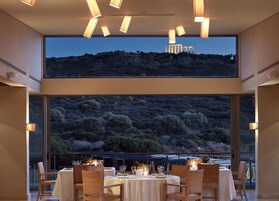 2 restaurantes, com serviço de almoço e jantar; culinária mediterrânea