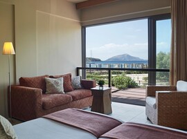 Frigobar, cofres nos quartos, escrivaninha