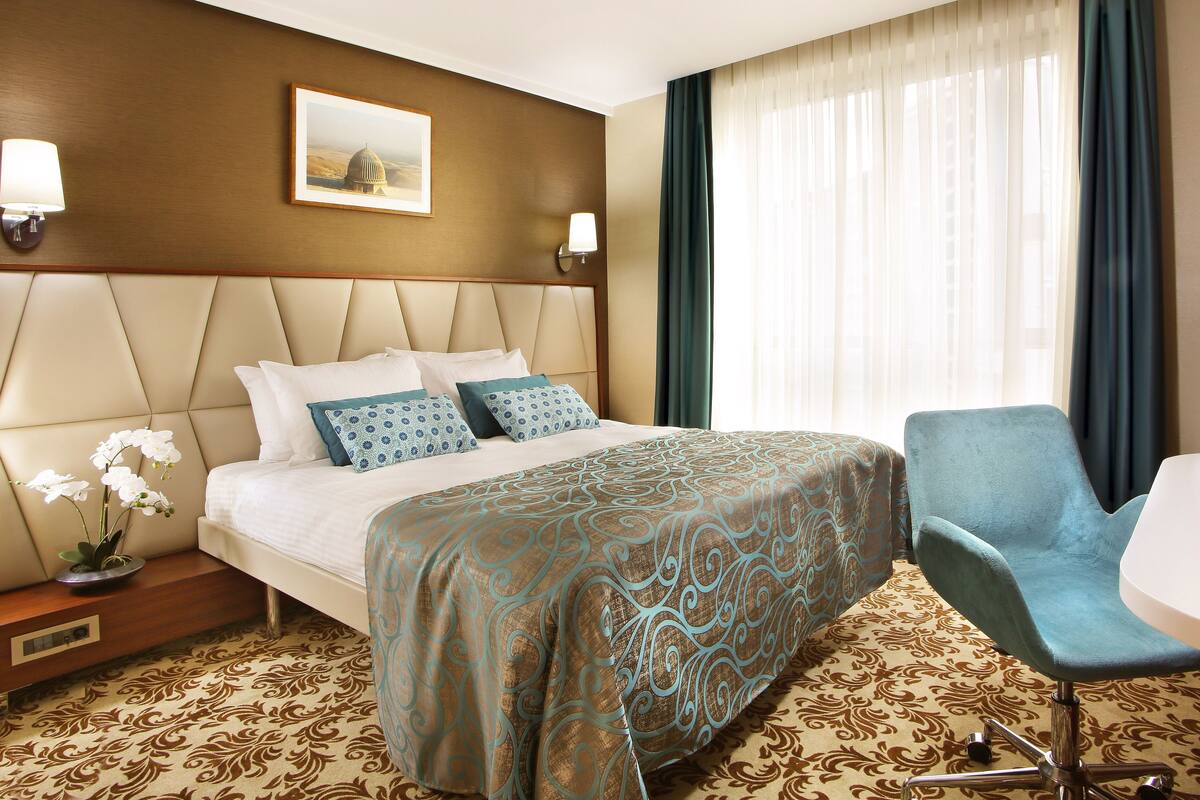 Roupa de alta qualidade, minibar, cofre no quarto, secretária