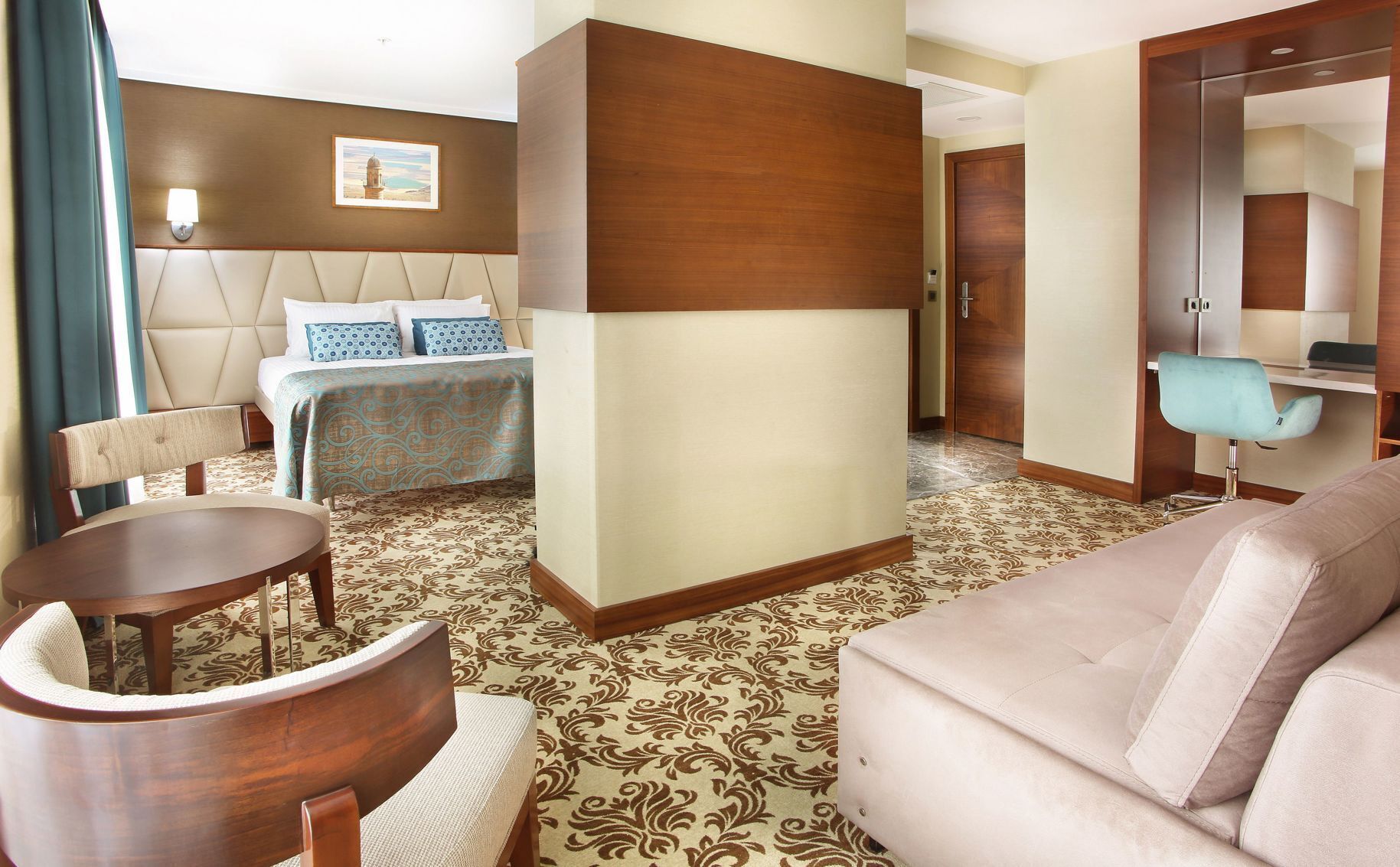 Roupa de alta qualidade, minibar, cofre no quarto, secretária 