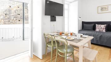 Apartamento (Deluxe Two-Bedroom Apartment) | Sala de estar | Televisor de ecrã plano de 34 polegadas com canais via satélite