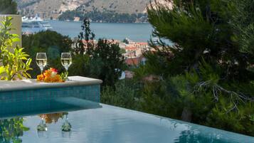 Piscina exterior sazonal, guarda-sóis, espreguiçadeiras