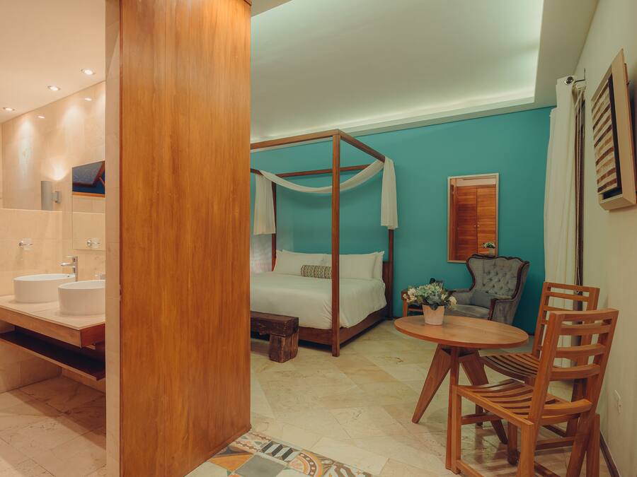 Quarto premium | Roupas de cama antialérgicas, edredons de pluma, frigobar