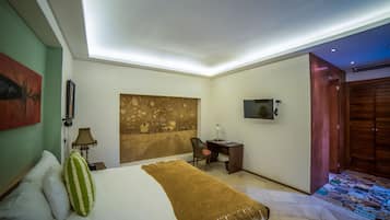 Roupa hipoalergénica, edredões de penas, minibar, cofre no quarto