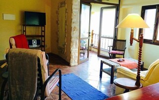 Villa, 2 quartos, varanda, vista para o mar | Sala de estar | Televisor de 28 polegadas com canais digitais 