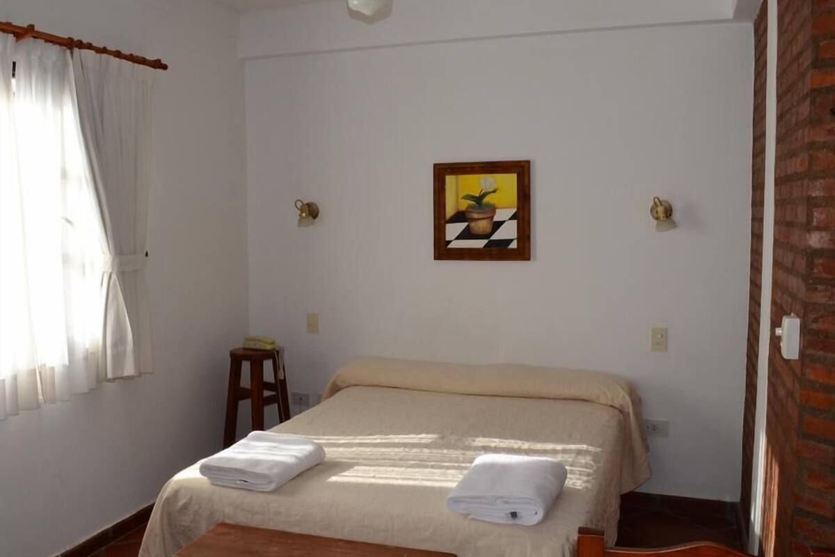 Roupa de alta qualidade, cofre no quarto, ferro/tábua de engomar