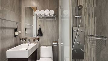 Um polibã, artigos de higiene ecológicos, um secador de cabelo