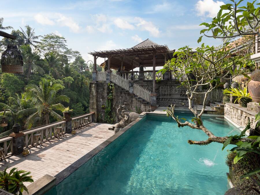 Piscina exterior, uma piscina transbordante, espreguiçadeiras