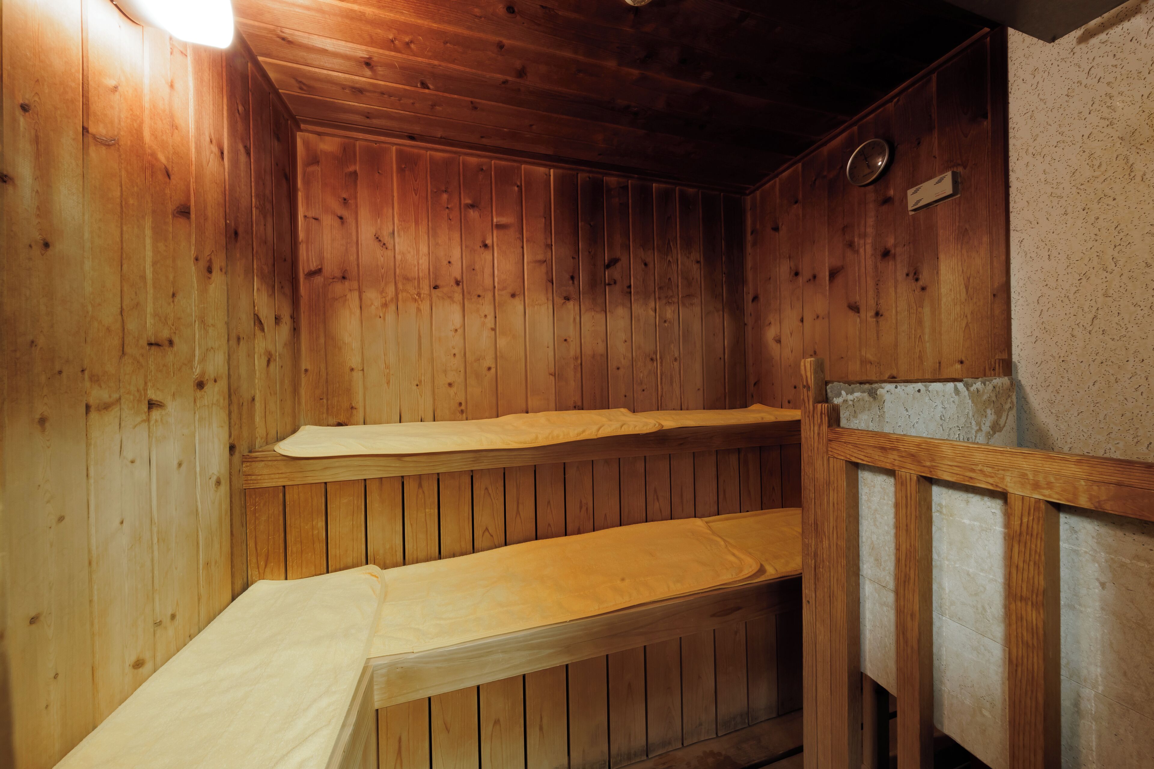 Uma cabana de madeira com beliches e uma pequena mesa de madeira.
