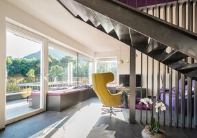 Casa design, 2 quartos, 2 banheiros, vista para a montanha | Área de estar | TV de tela plana 50 polegadas com canais a cabo, TV
