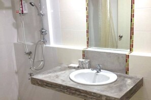 Um polibã, artigos de higiene pessoal grátis, toalhas fornecidas 