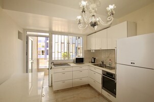 Apartamento Familiar, 4 quartos, fumadores, em frente ao mar | Kitchenette privada | Uma cafeteira/bule, um frigorífico, um micro-ondas