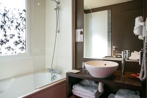 Chambre Double Confort avec baignoire | Escrivaninha, quartos à prova de som, ferros/tábuas de passar roupa