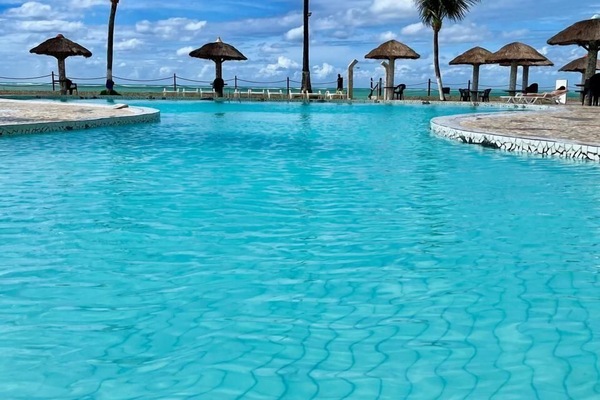 Chalé | Piscina | Piscina externa, funciona das 7h30 às 17h30, guarda-sóis