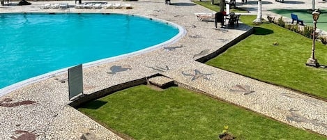 Apartamento | Piscina | Piscina externa, funciona das 7h30 às 17h30, guarda-sóis