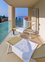 Apartamento Deluxe, 3 quartos, terraço, vista parcial para o mar (5 *) | Vista do quarto