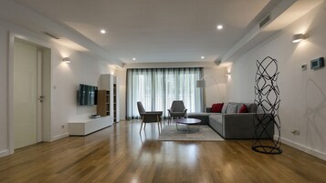 Apartamento Deluxe, 3 quartos, terraço, vista para o jardim (5  *) | Sala de estar | Televisor LCD, piso aquecido 