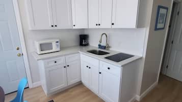 Suite Standard, casa de banho privativa | Cozinha privada | Minifrigorífico, um micro-ondas, uma cafeteira/bule, forno de mesa