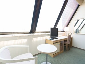 Quarto luxo, vista para a cidade | Espaço de trabalho para notebook, ferros/tábuas de passar roupa