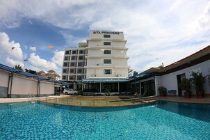 Piscina exterior, espreguiçadeiras 