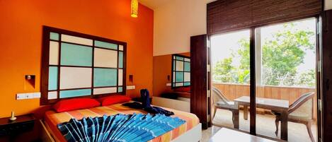 Deluxe Room | Frigobar, cofres nos quartos, individualmente decorados, escrivaninha