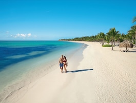 Na praia, praia de areia branca, toalhas de praia
