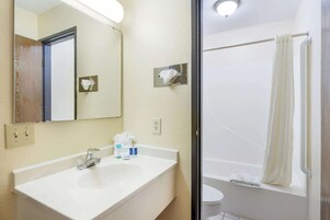 Quarto Standard, 2 camas de casal, fumadores | Casa de banho | Uma combinação polibã/banheira, uma banheira de imersão total 