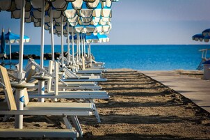 Na praia, toldos de praia (sobretaxa), 3 bares na praia 