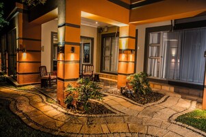 Fachada da propriedade à noite