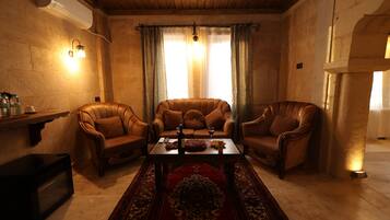 Suite Royal, 1 cama queen-size, não fumadores | 1 quarto, roupa de alta qualidade, minibar, secretária