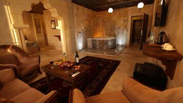 Suite Royal, 1 cama queen-size, não fumadores | Sala de estar | Televisor LED de 82 cm com canais via satélite, televisor