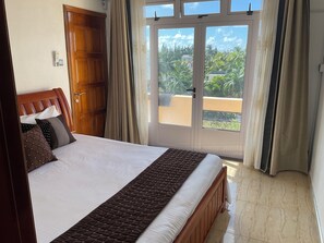 Apartamento Deluxe, 2 quartos, vista para o resort | 2 quartos, cofre no quarto, quartos insonorizados 