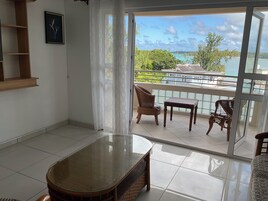 Penthouse Familiar, 2 quartos, vista para o oceano | Sala de estar | Televisor de ecrã plano de 25 polegadas com canais via satélite 