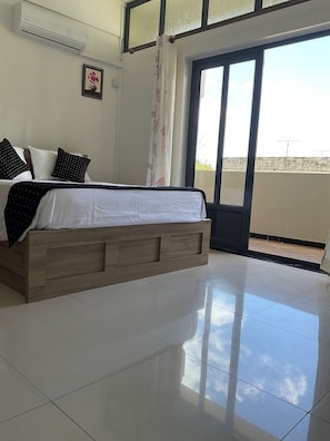 Quarto Deluxe, 1 cama king-size, vista para o resort | Secretária adequada para computadores portáteis, ferro/tábua de engomar