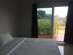 Quarto Deluxe, 1 cama de casal, vista para a colina | Secretária, cortinas/cortinados opacos, Wi-fi grátis 