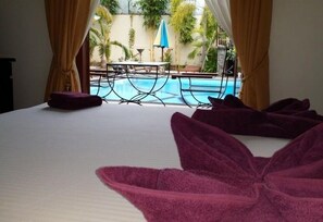 Quarto casal luxo, 1 cama King, vista para a piscina | Roupas de cama premium, escrivaninha, ferros/tábuas de passar roupa