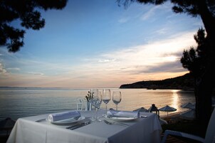 Pequenos-almoços, almoços, jantares servidos, cozinha mediterrânica 