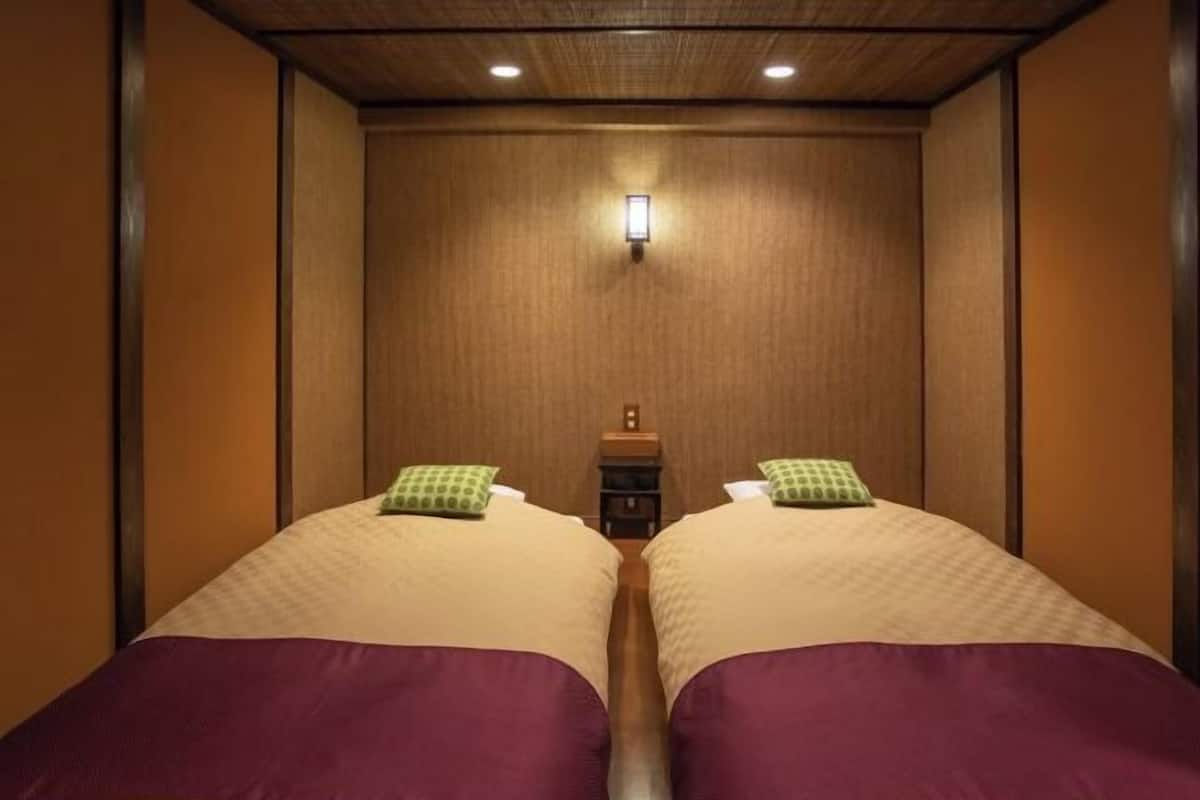 Roupas de cama premium, edredons de pluma, cofres nos quartos