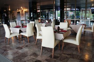 Pequenos-almoços, almoços, jantares servidos, cozinha tailandesa 